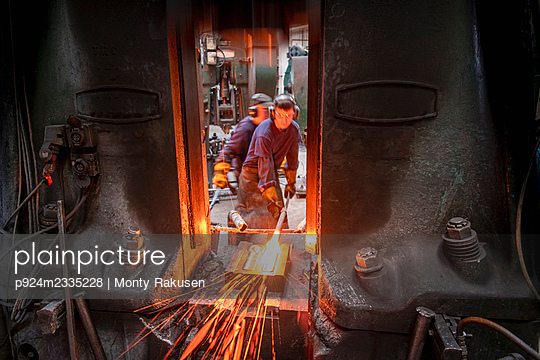 plainpicture - plainpicture p924m2335228 - Engineer with apprentice fo ...