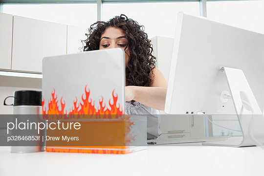 Office worker opening lunch box - Stock Image - Everypixel