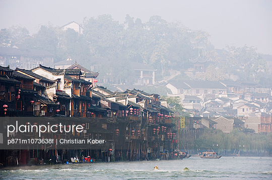 Wooden stilt houses in riverside old town of Fenghuang, Hunan Province ...