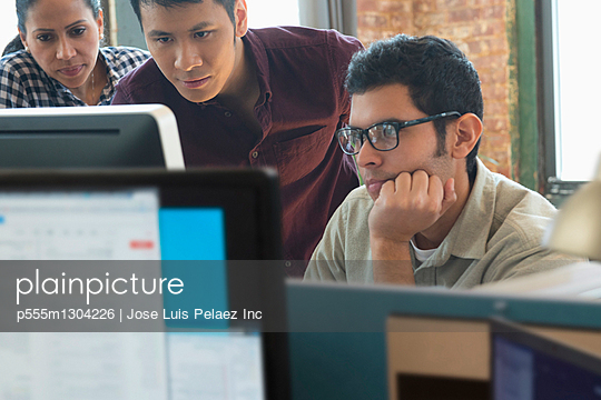 Business people using computer in office - Stock Image - Everypixel