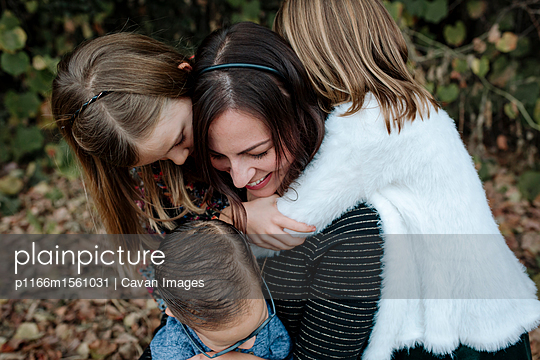 plainpicture - plainpicture p1166m1561031 - High angle view of happy mo ...