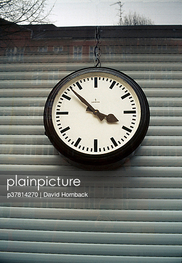 Large clock in shop window - Stock Image - Everypixel