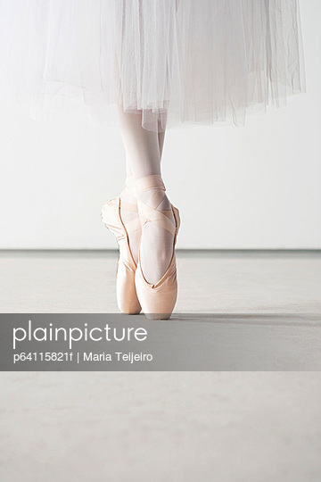 Ballet dancer posing on pointe - Stock Image - Everypixel