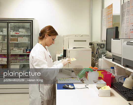 Lab worker prepares labels for test samples - Stock Image - Everypixel
