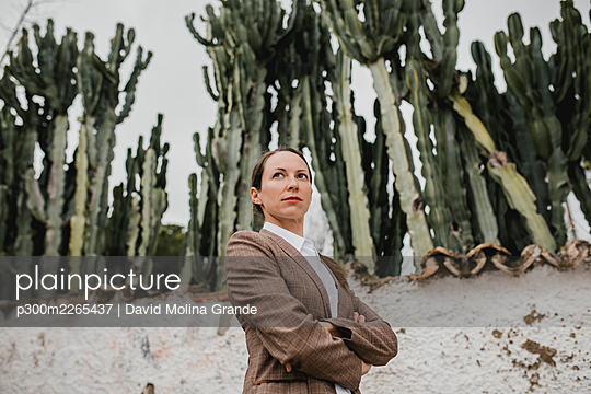 plainpicture - plainpicture p300m2265437 - Confident female profession ...